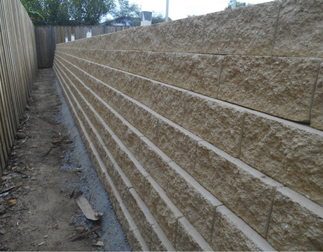 Flush Face Garden Wall for Poolside Retaining in Pacific Pines – Gold ...